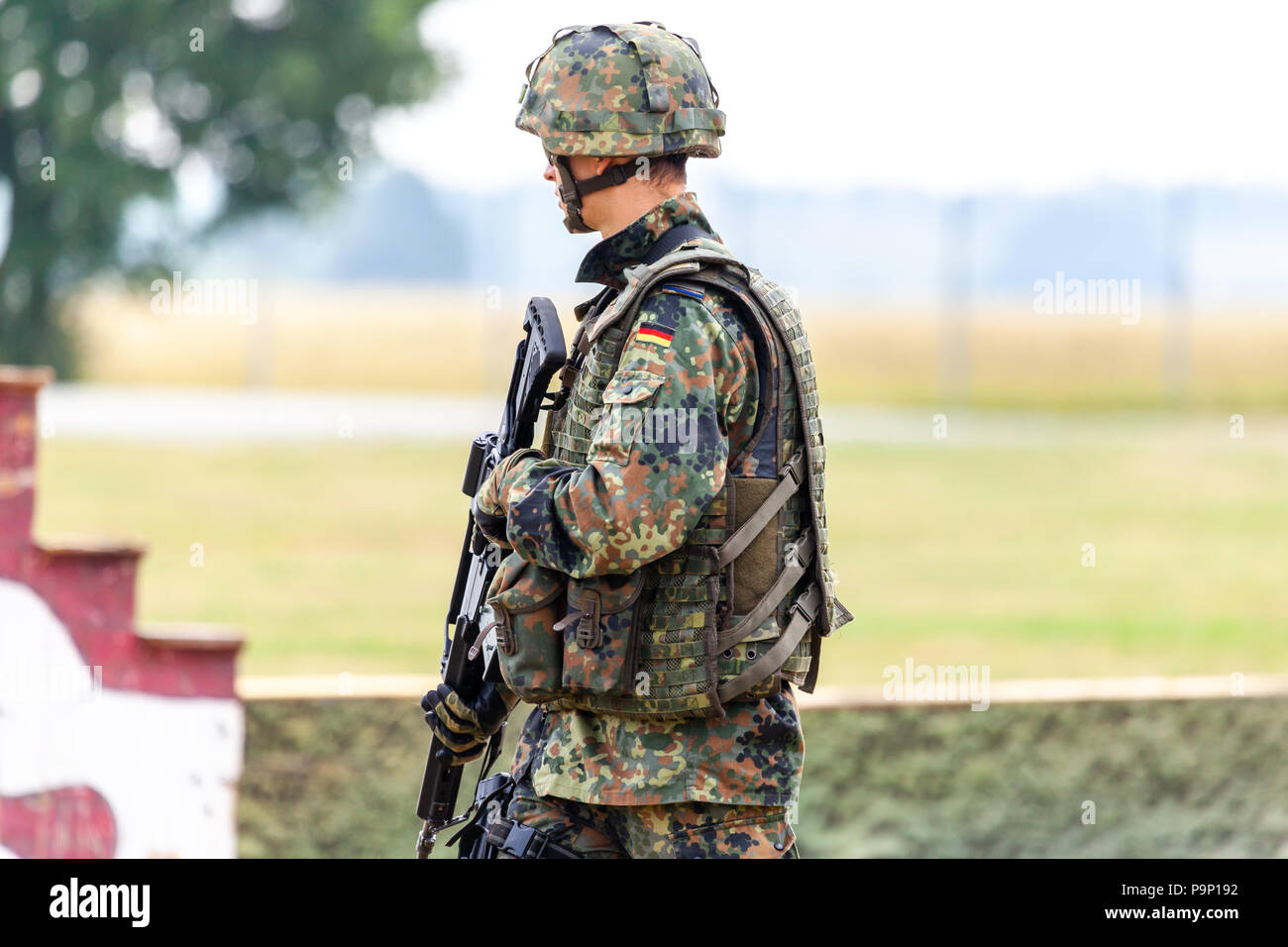 Soldiers german bundeswehr patrol in -Fotos und -Bildmaterial in hoher ...
