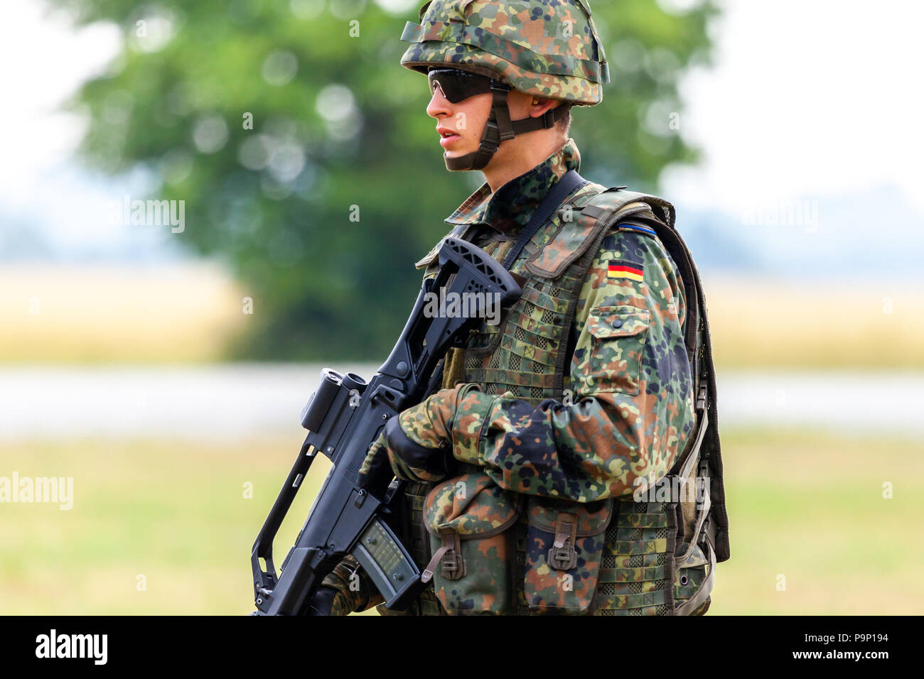 Soldatin bundeswehr deutschland -Fotos und -Bildmaterial in hoher ...