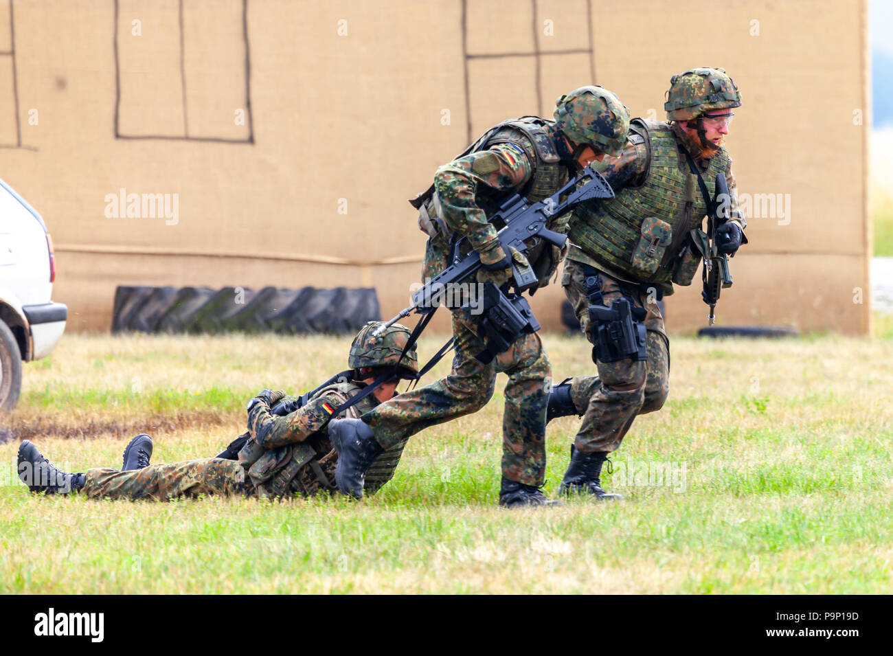 Soldiers german bundeswehr patrol in -Fotos und -Bildmaterial in hoher ...