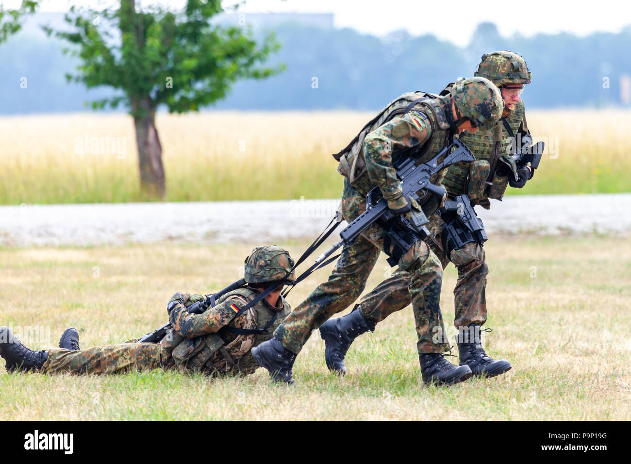Soldiers german bundeswehr patrol in -Fotos und -Bildmaterial in hoher ...