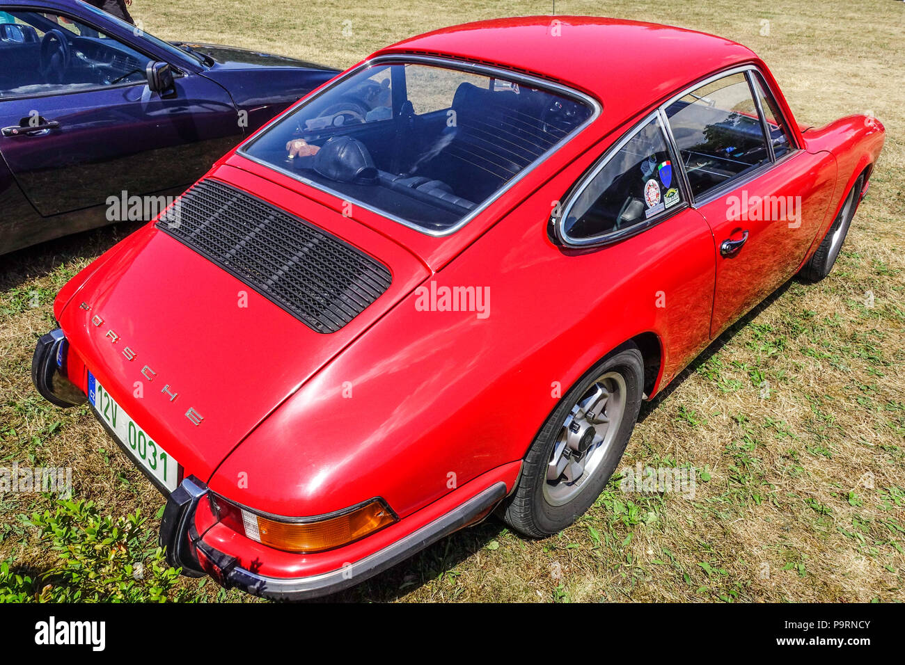 Red porsche -Fotos und -Bildmaterial in hoher Auflösung – Alamy