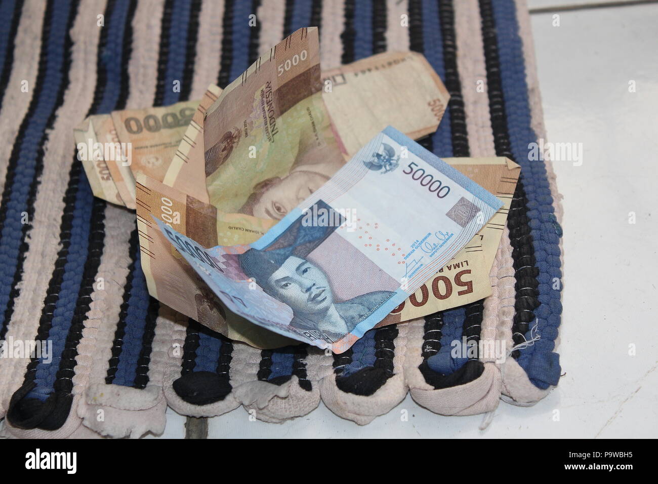 Geld auf dem boden finden -Fotos und -Bildmaterial in hoher Auflösung ...