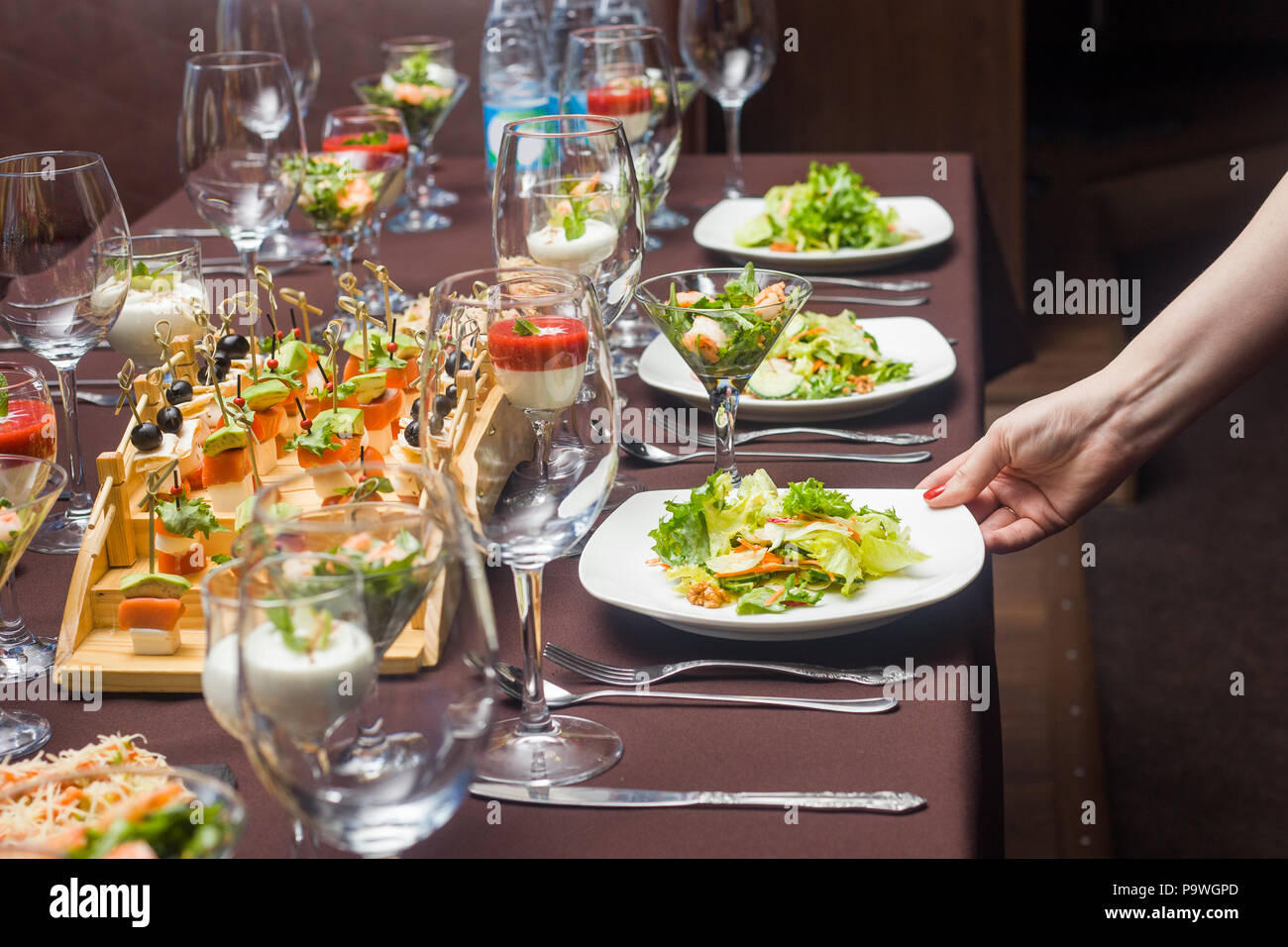 Kellner essen servieren -Fotos und -Bildmaterial in hoher Auflösung – Alamy
