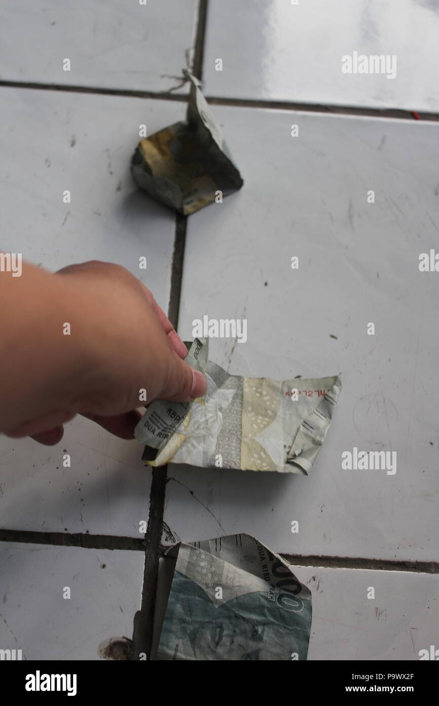 Geld am boden finden -Fotos und -Bildmaterial in hoher Auflösung – Alamy
