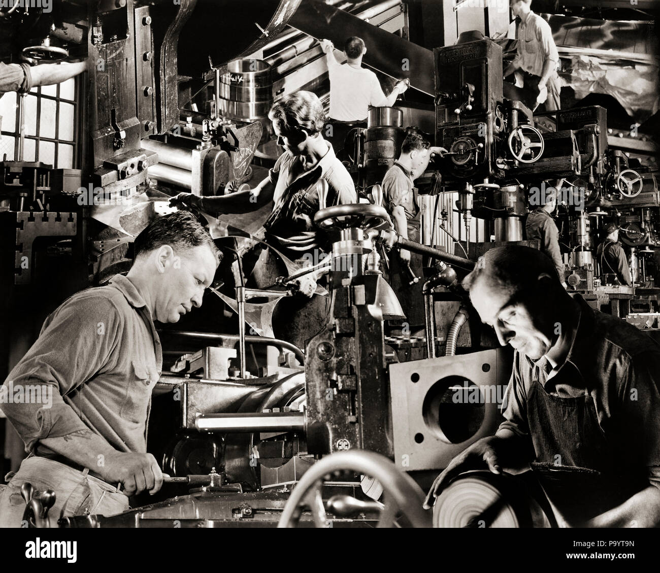 1940er Jahre 1940er Jahre MONTAGE DER MÄNNER ARBEITEN BEI DREHMASCHINEN ...