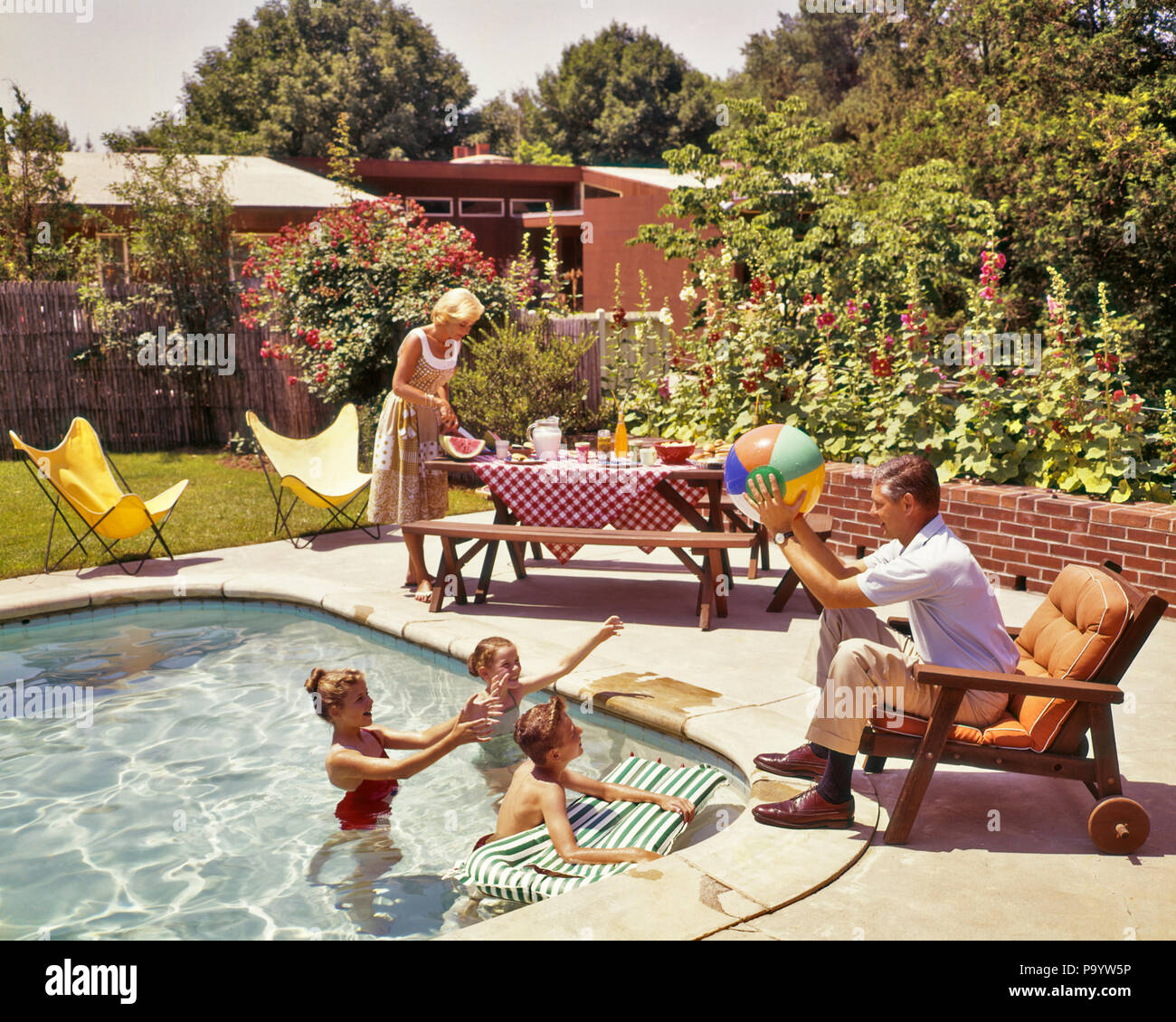 Bruder und Schwester Spielen Im Pool Stockfotos und -bilder Kaufen - Alamy