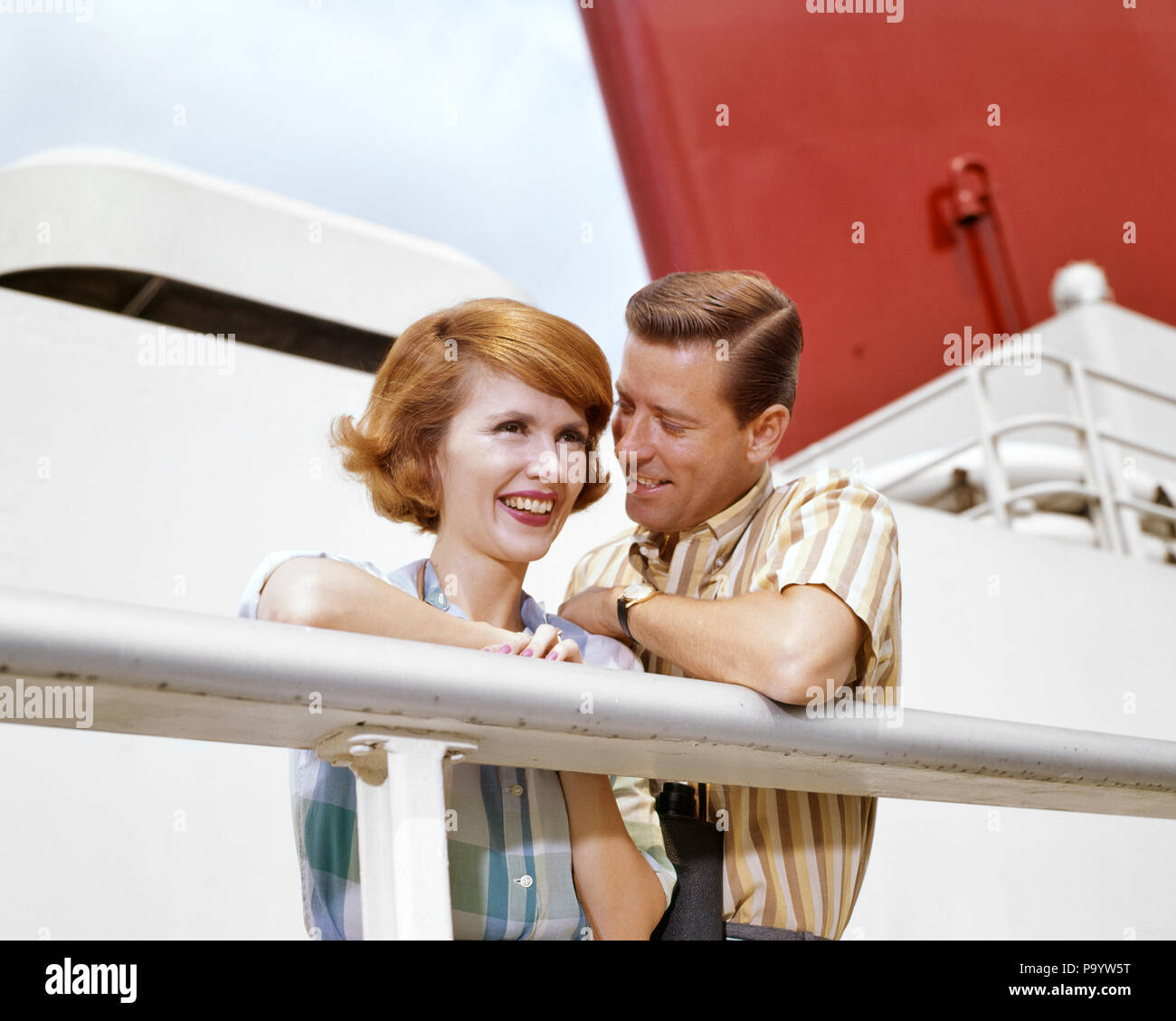 Frau lächelt 1960s -Fotos und -Bildmaterial in hoher Auflösung – Alamy