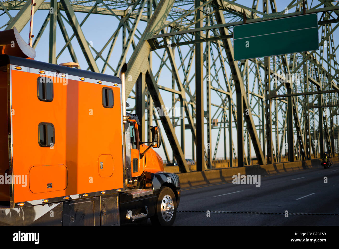 Extra lange lkws -Fotos und -Bildmaterial in hoher Auflösung – Alamy