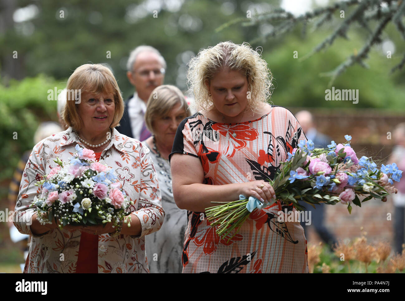 Blumen legen grab jean purdy -Fotos und -Bildmaterial in hoher ...