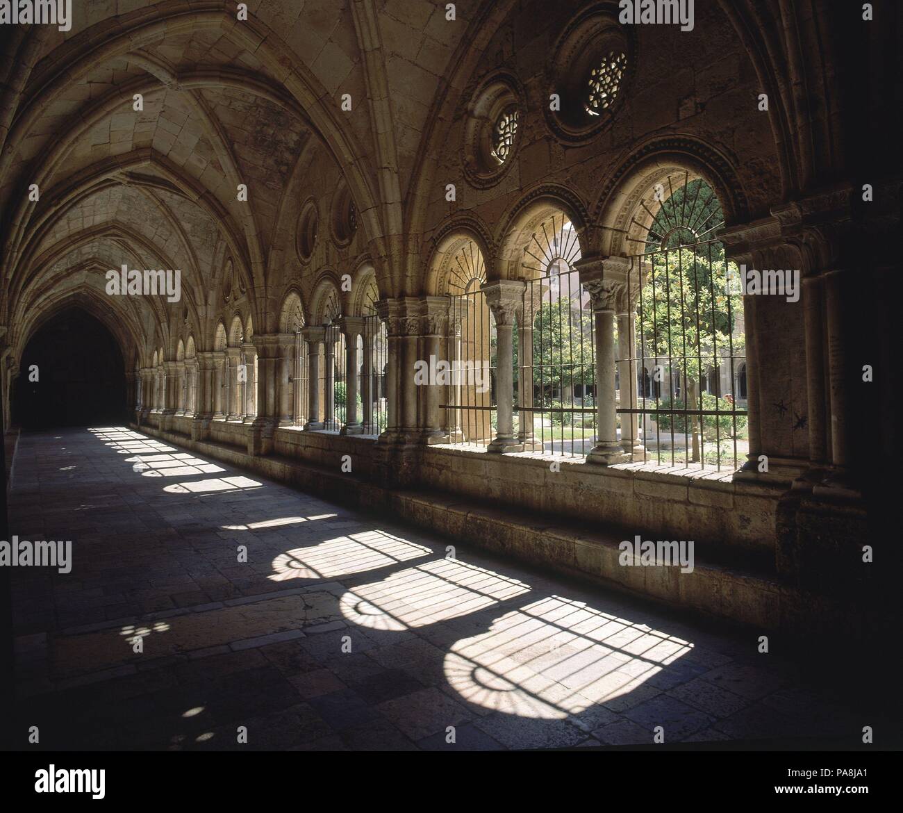 CLAUSTRO ROMANICO GOTICO SIGLO XII-XIII - GALERIA - ARCO DE MEDIO PUNTO ...