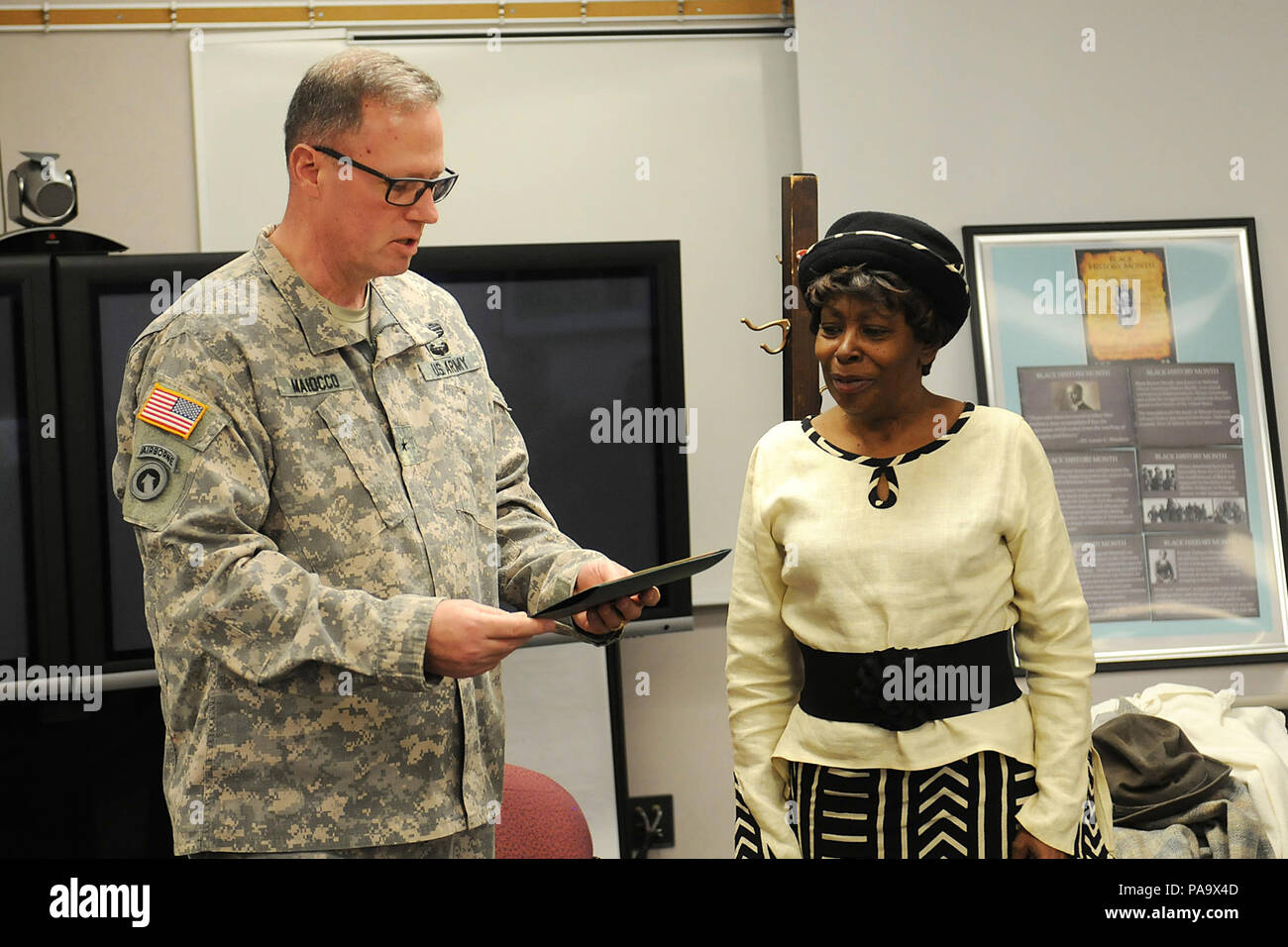 Armee finden Brig. Gen. Frederick R. Maiocco Jr. (links), Befehl ...
