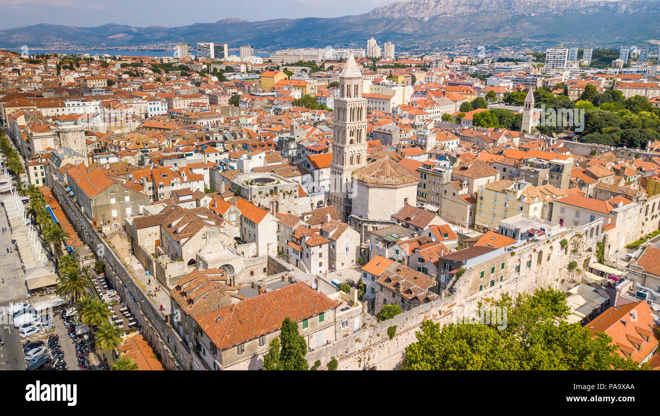 Luftbild der Altstadt von Split, dem historischen Zentrum der Stadt ...