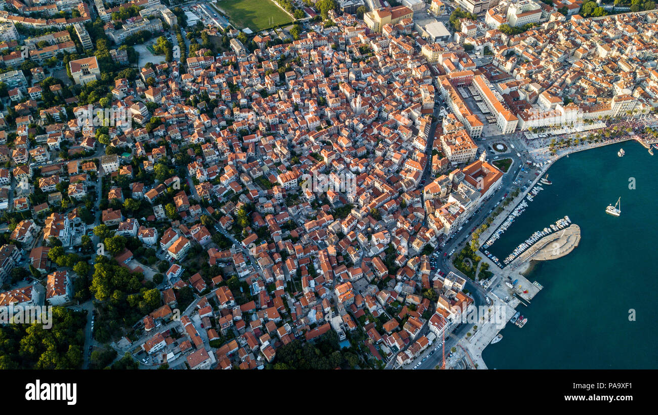 Luftbild der Altstadt von Split, dem historischen Zentrum der Stadt ...