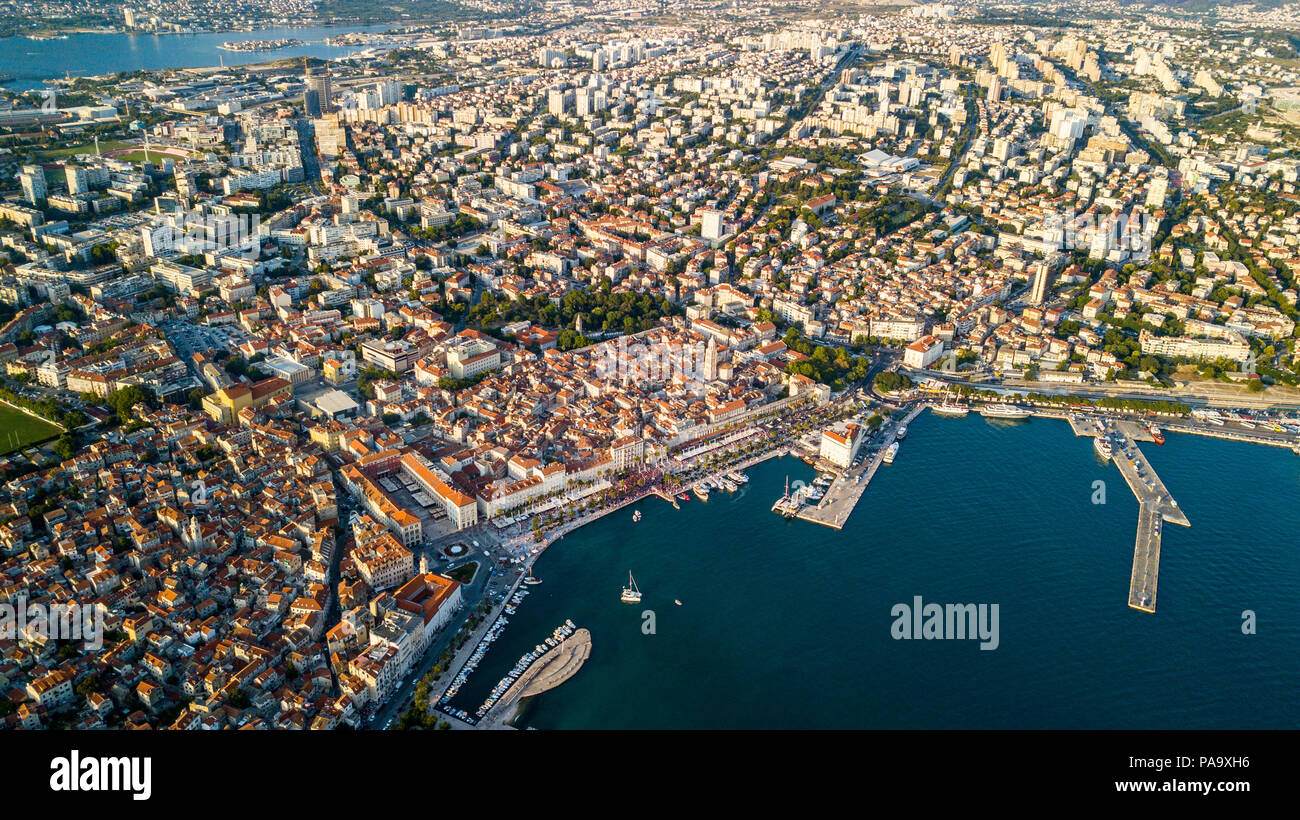 Luftbild der Altstadt von Split, dem historischen Zentrum der Stadt ...
