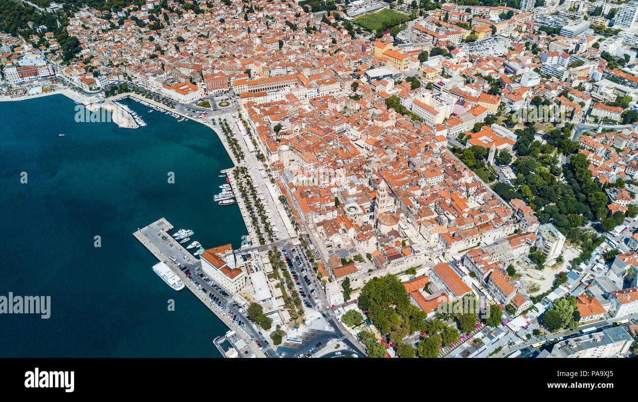 Luftbild der Altstadt von Split, dem historischen Zentrum der Stadt ...