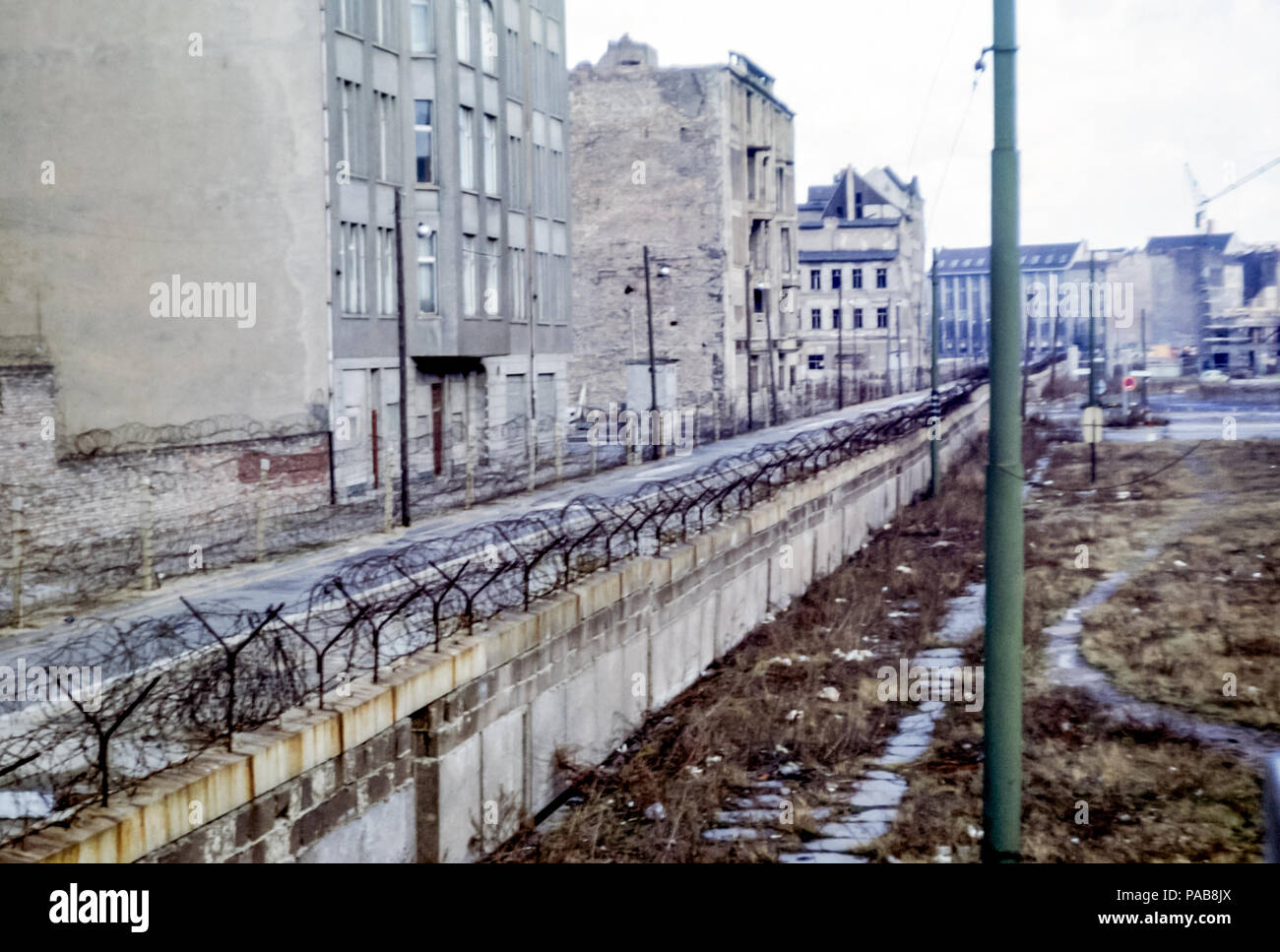 1960 Blick auf die Berliner Mauer, Westdeutschland, in Ostdeutschland ...