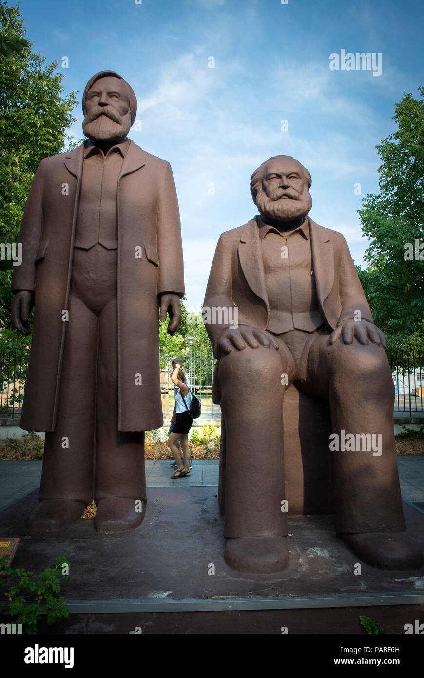 Statuen von karl marx und friedrich engels -Fotos und -Bildmaterial in ...