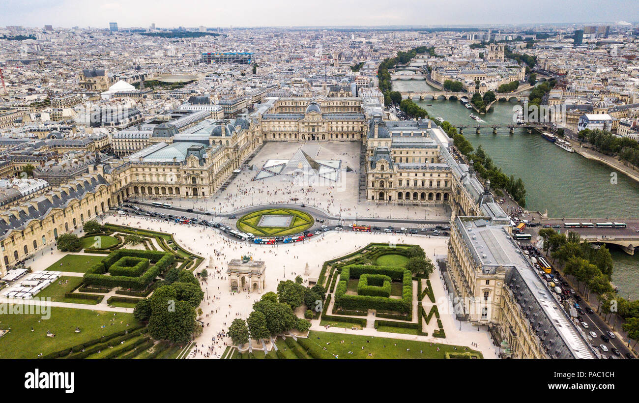 Louvre pyramid aerial -Fotos und -Bildmaterial in hoher Auflösung – Alamy