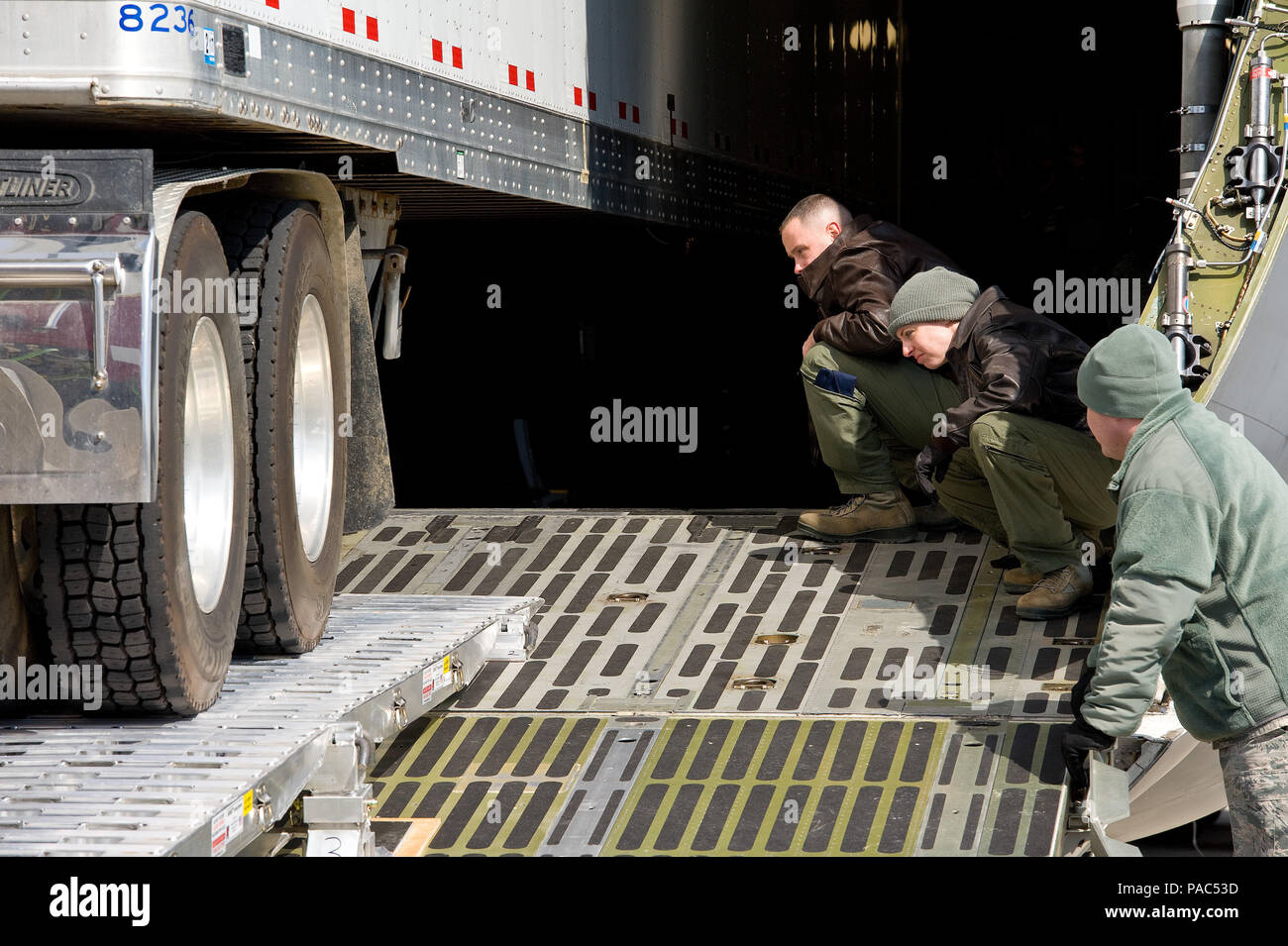 Zwei Ladefahrer der 9th Airlift Squadron überwachen einen Western Star ...
