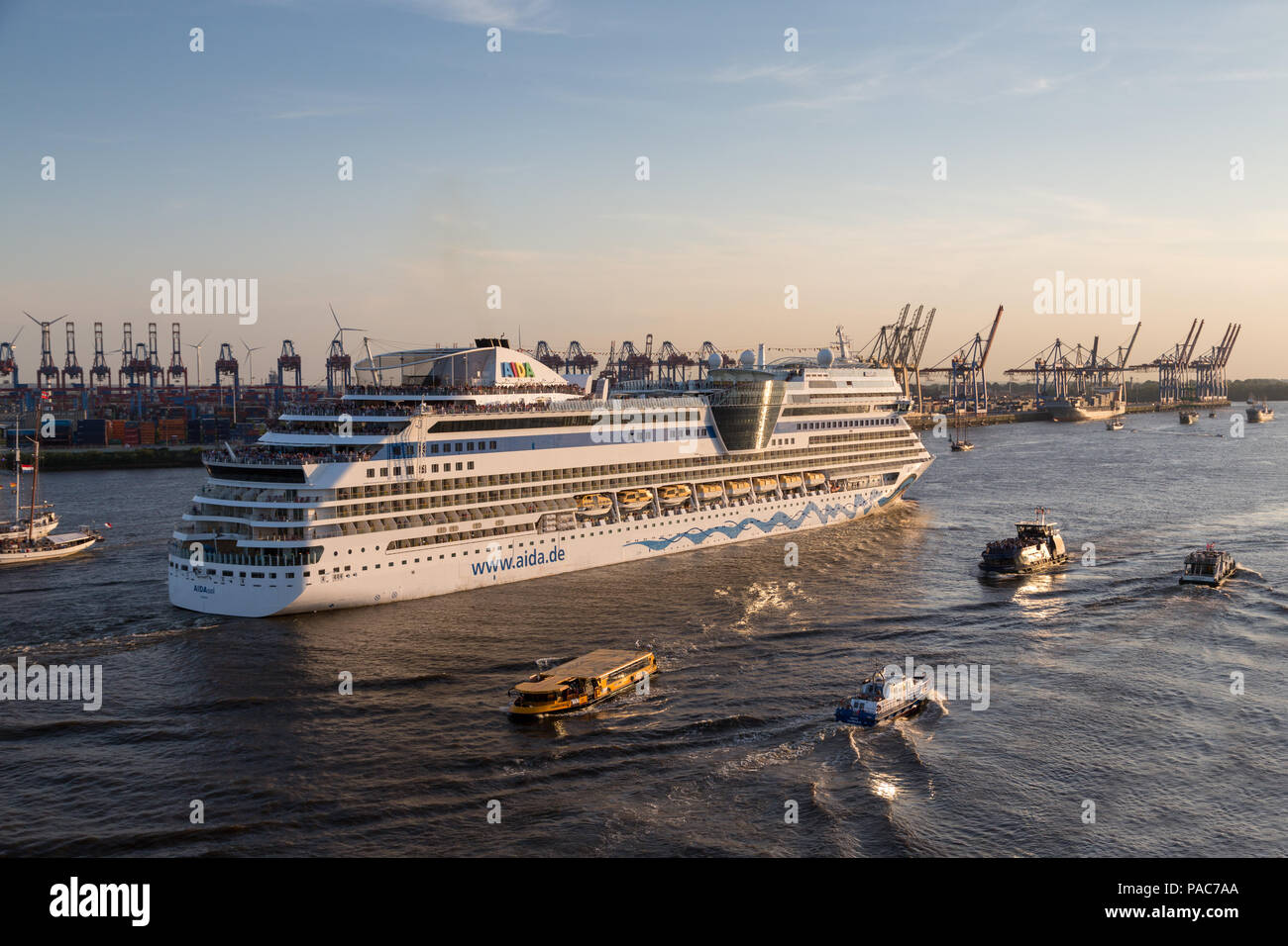 kreuzfahrtschiff-aida-sol-im-abendlicht-elbe-hamburger-hafen-hamburg