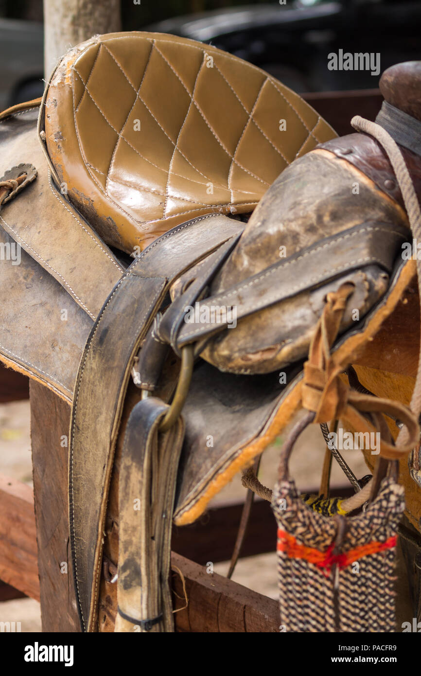 Rustikale Pferd satteln. Diese abgenutzt Leder Sattel zeigt Jahren ...