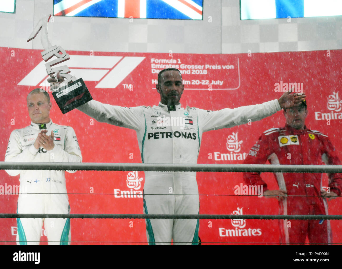 Ferrari feiert auf dem podium den zweitplatzierten lewis hamilton ...