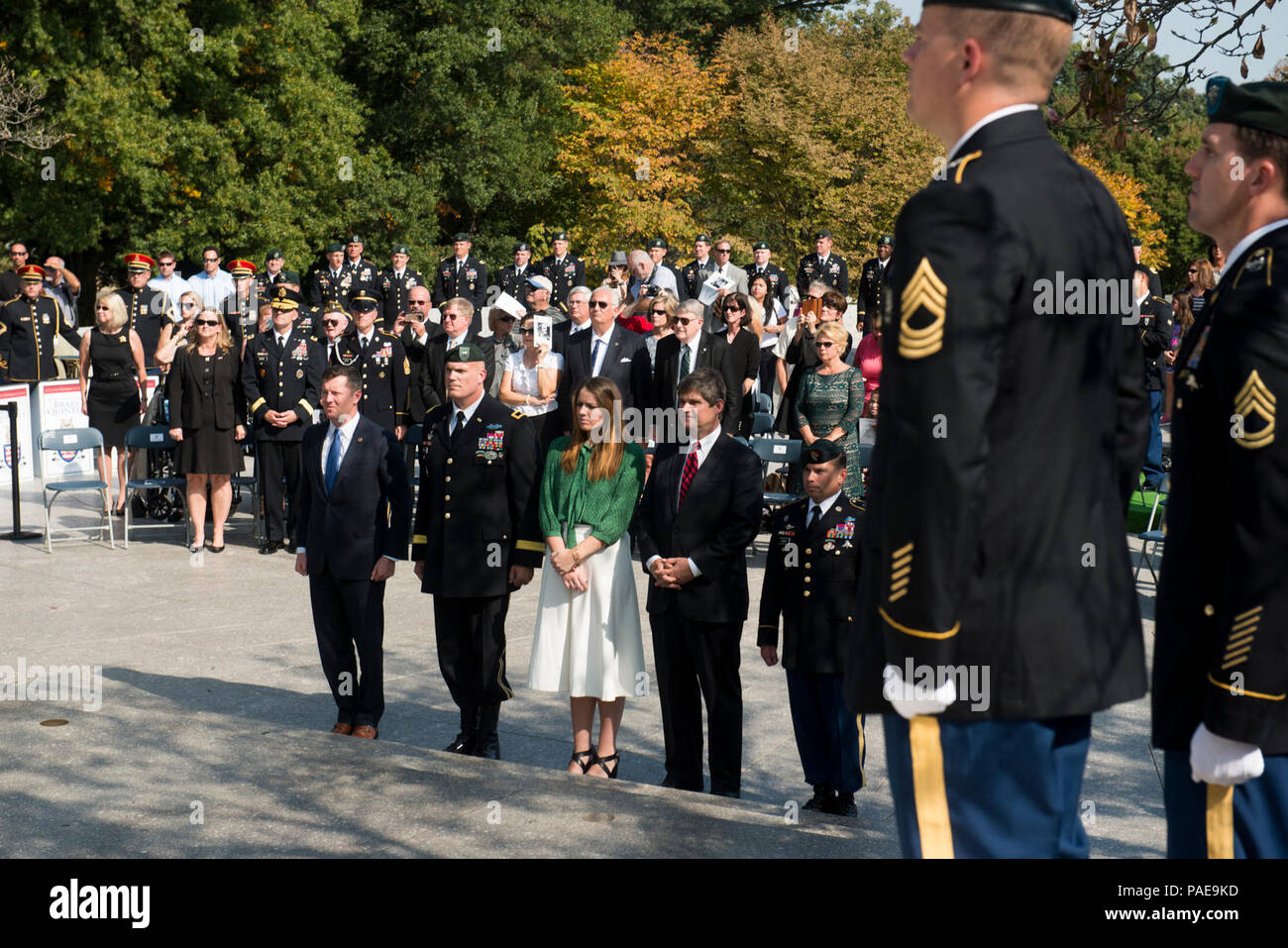 Von links, unter Sekretär der United States Army Patrick Murphy ...