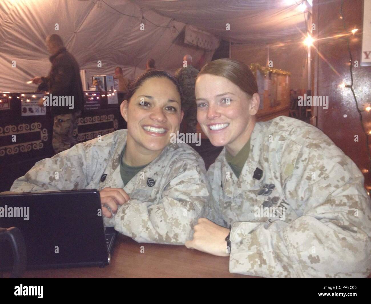 Chief Petty Officer Jaclyn Ort posiert für ein Foto mit ihrem Freund ...