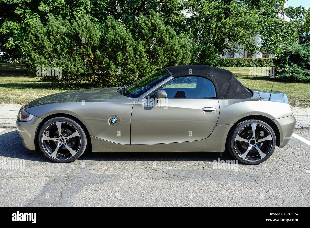 BMW Z4 Roadster Cabrio: Performance, Style, and Driving Excellence
