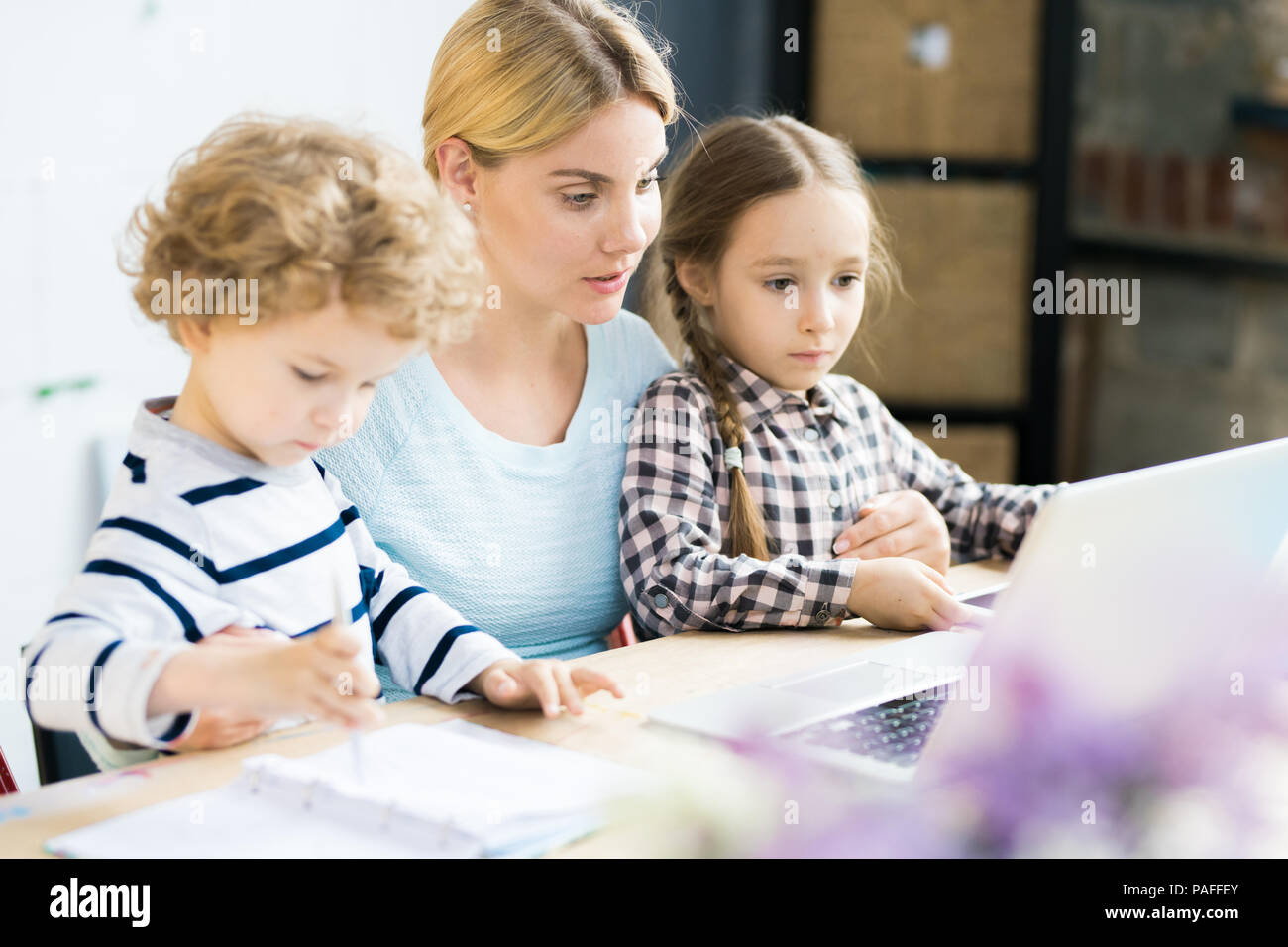Mutter Mit Kindern Stockfotos und -bilder Kaufen - Alamy