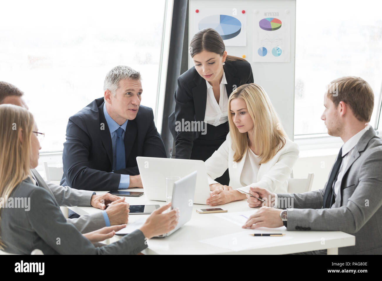 Business People Team bei der Sitzung im Büro arbeiten mit Diagrammen ...