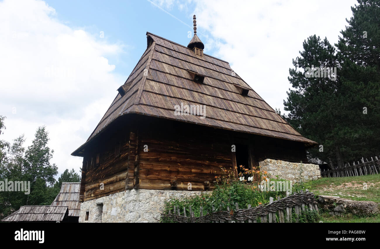 Serbische folklore -Fotos und -Bildmaterial in hoher Auflösung – Alamy