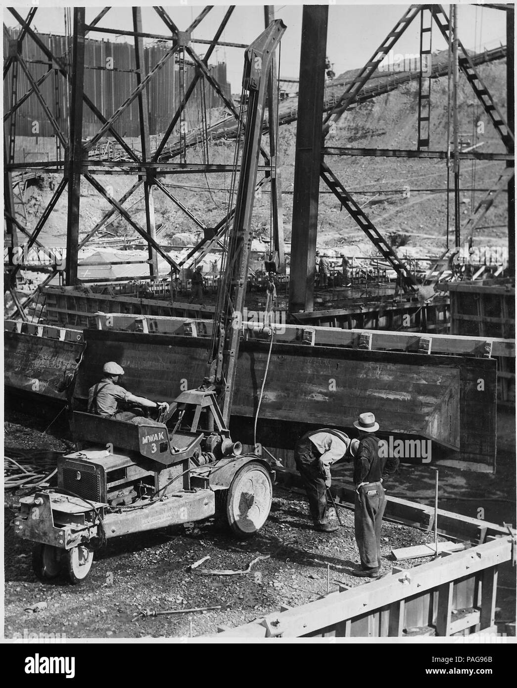 Crane car Schwarzweiß-Stockfotos und -bilder - Alamy