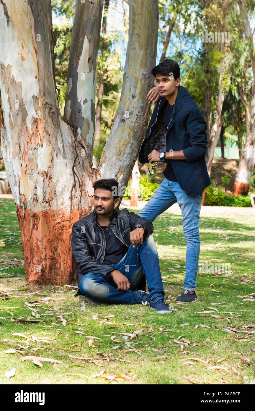 Zwei hübsche lässig trendige junge männer -Fotos und -Bildmaterial in ...