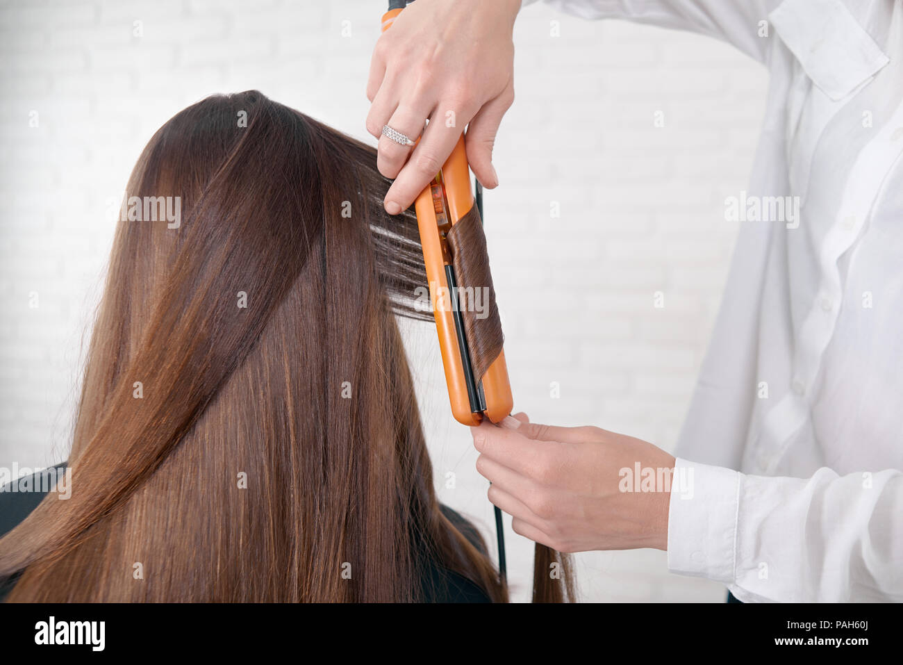 Friseur gerade -Fotos und -Bildmaterial in hoher Auflösung – Alamy