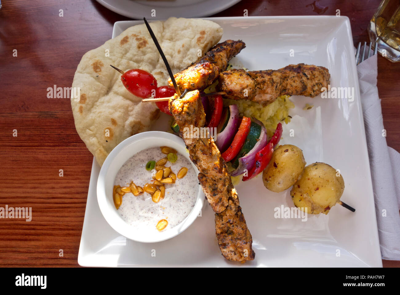 Leckere Hähnchen und Gemüse Fleischspieße aus der Treehouse Cafe auf ...