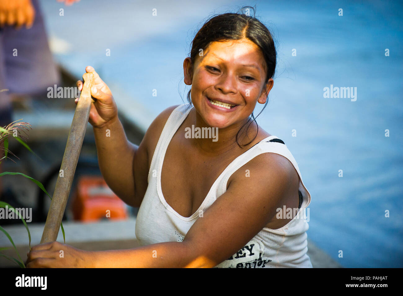 Amazonien, PERU - 10.November 2010: Unbekannter Amazonian Frau raws ein ...