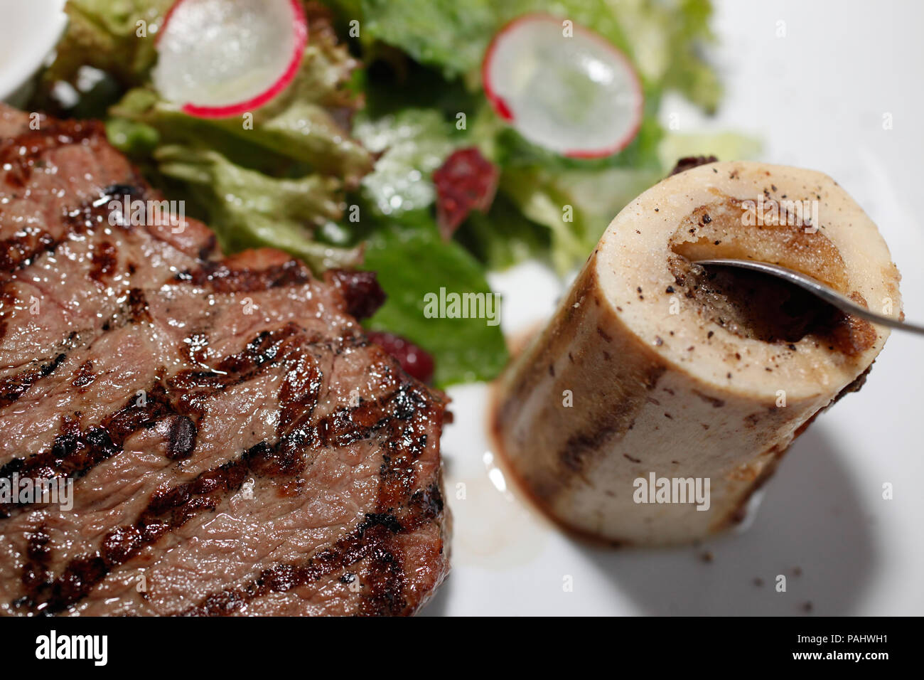 Knochenmark essen -Fotos und -Bildmaterial in hoher Auflösung – Alamy