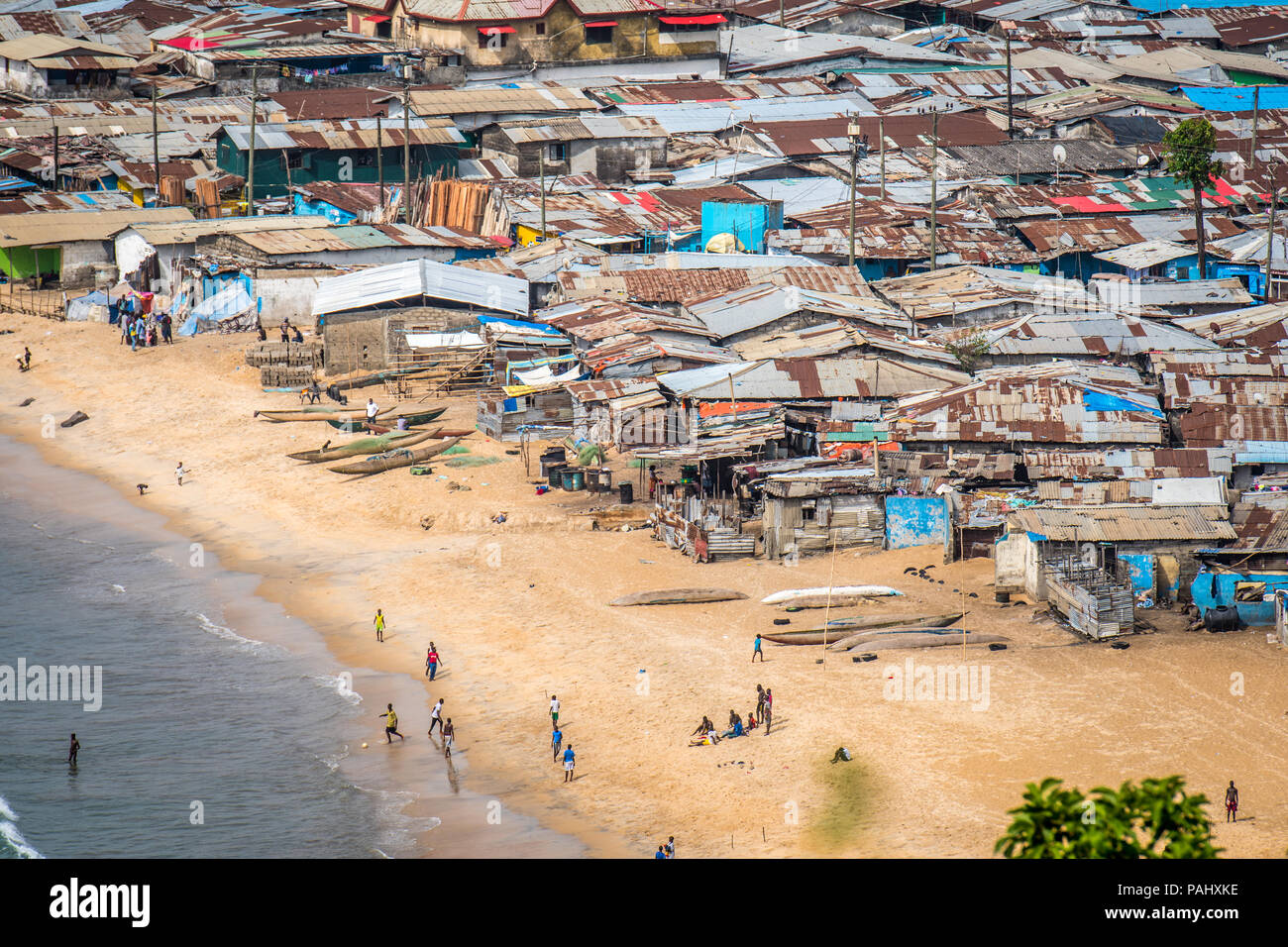 Einen erhöhten Blick auf die Dächer der West Point Slums der Stadt ...