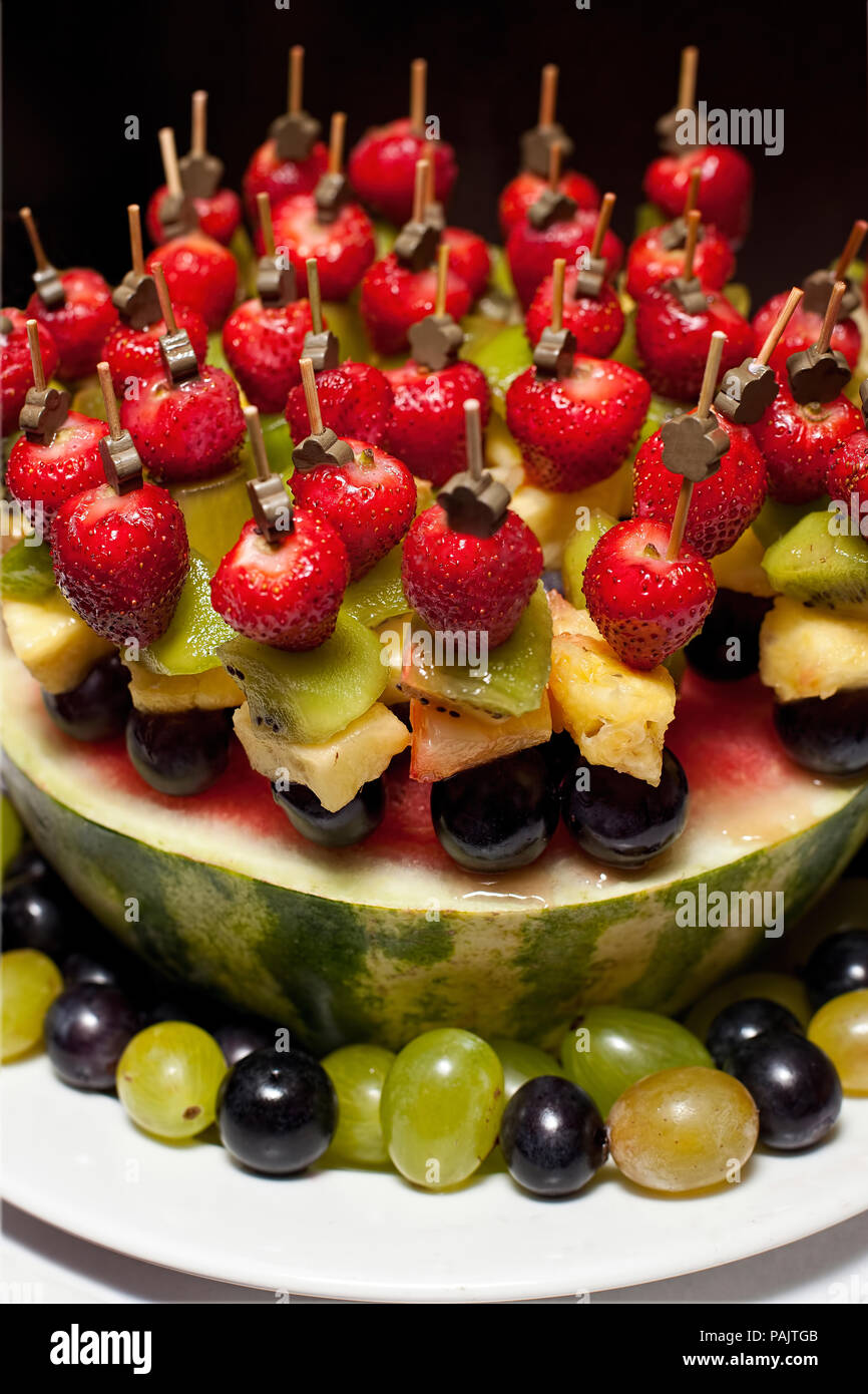 Sommer Obst Salat mit Wassermelone, Weintrauben, Erdbeeren ...