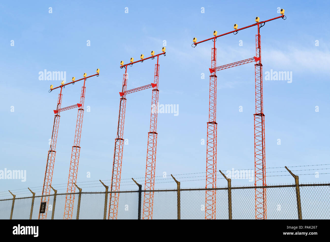 Runway approach lights -Fotos und -Bildmaterial in hoher Auflösung – Alamy