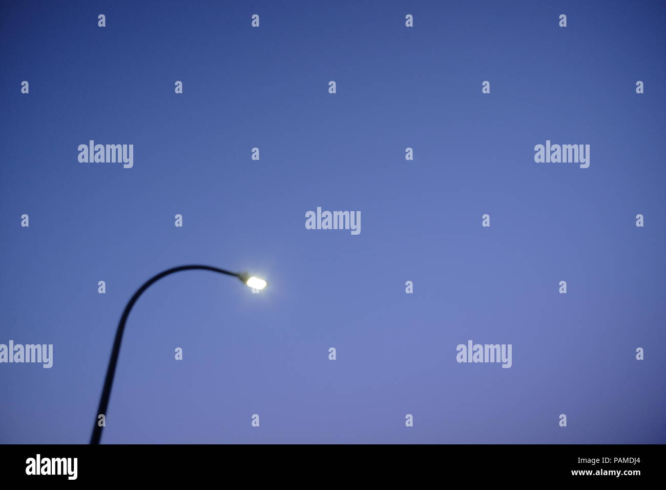 Violetter himmel -Fotos und -Bildmaterial in hoher Auflösung – Alamy