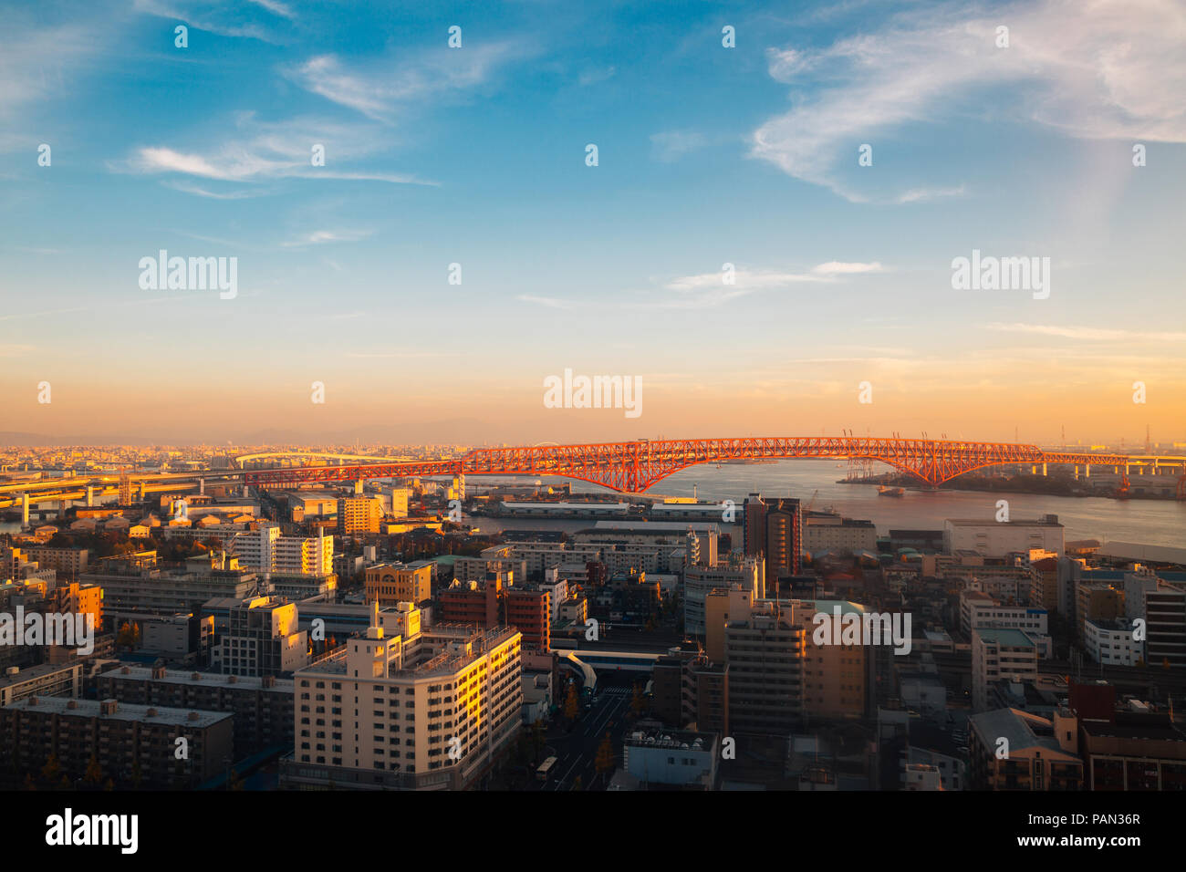 Bridge osaka sea port -Fotos und -Bildmaterial in hoher Auflösung – Alamy