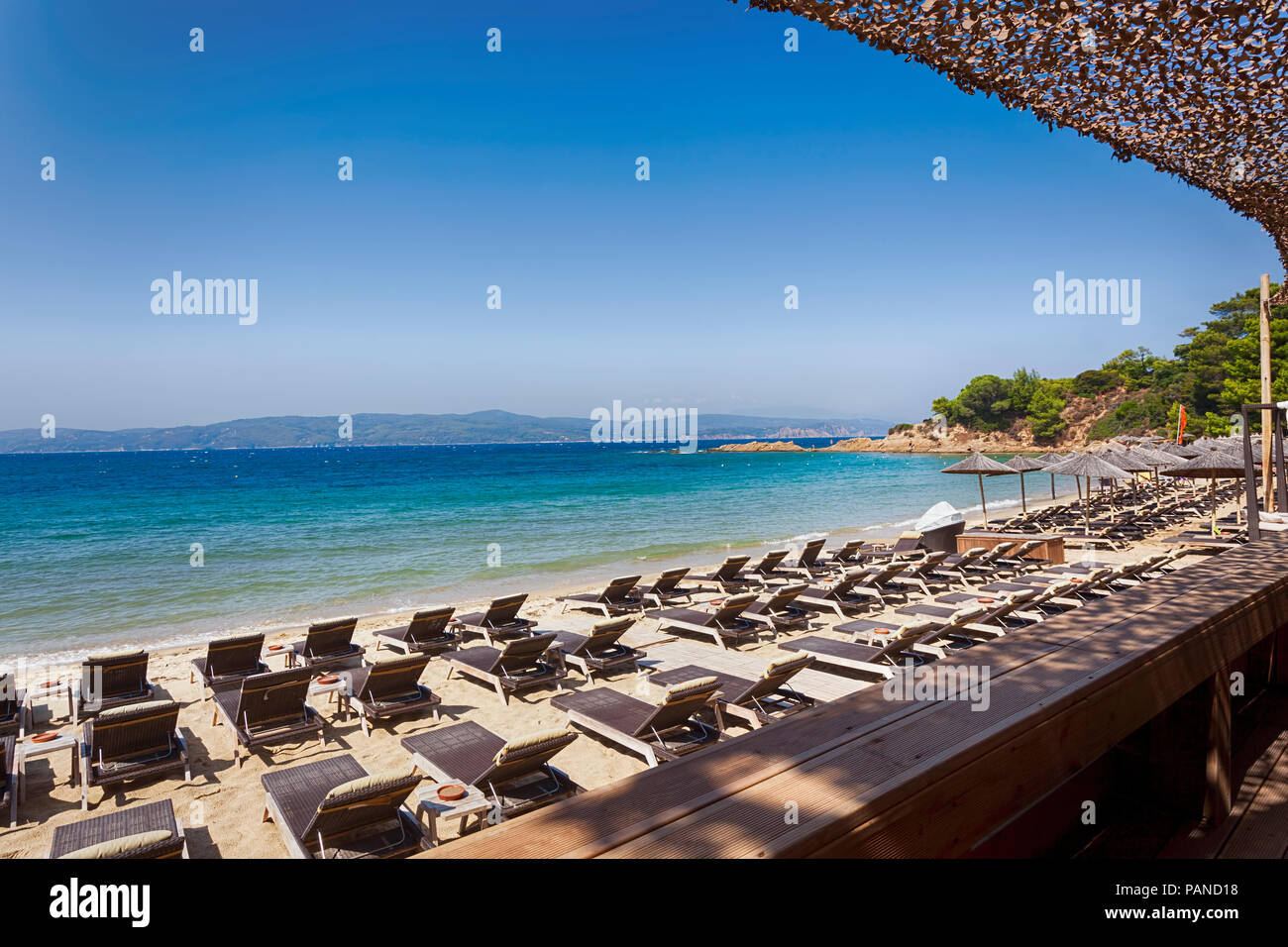 Entspannende Lounge Liegestühle und im Sommer Veranda Café am Strand ...