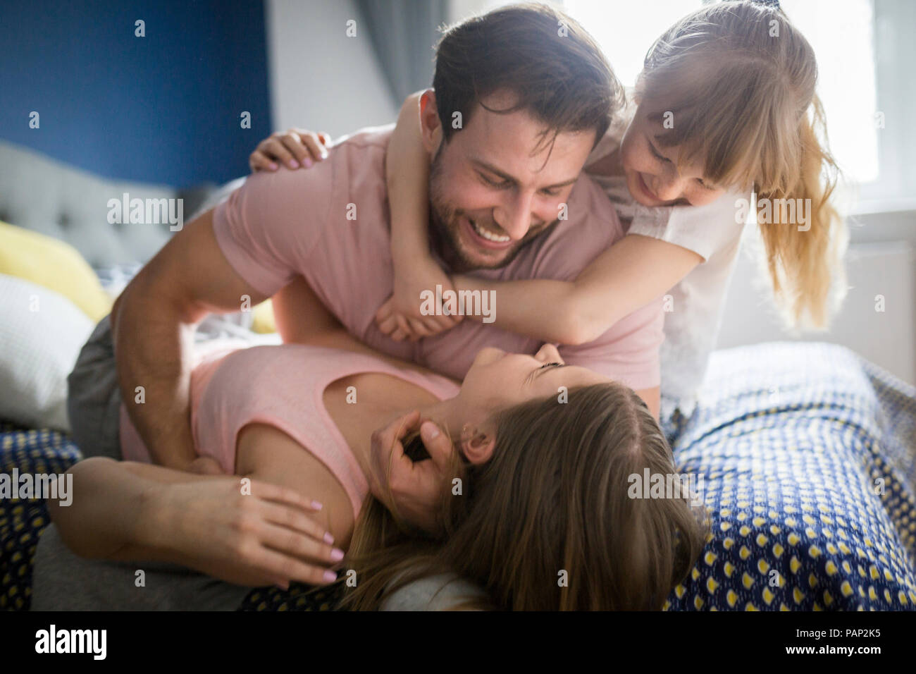 Umarmen kuscheln kuscheln -Fotos und -Bildmaterial in hoher Auflösung – Alamy
