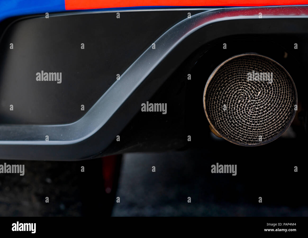 Auto auspuff suv abgas umwelt -Fotos und -Bildmaterial in hoher ...