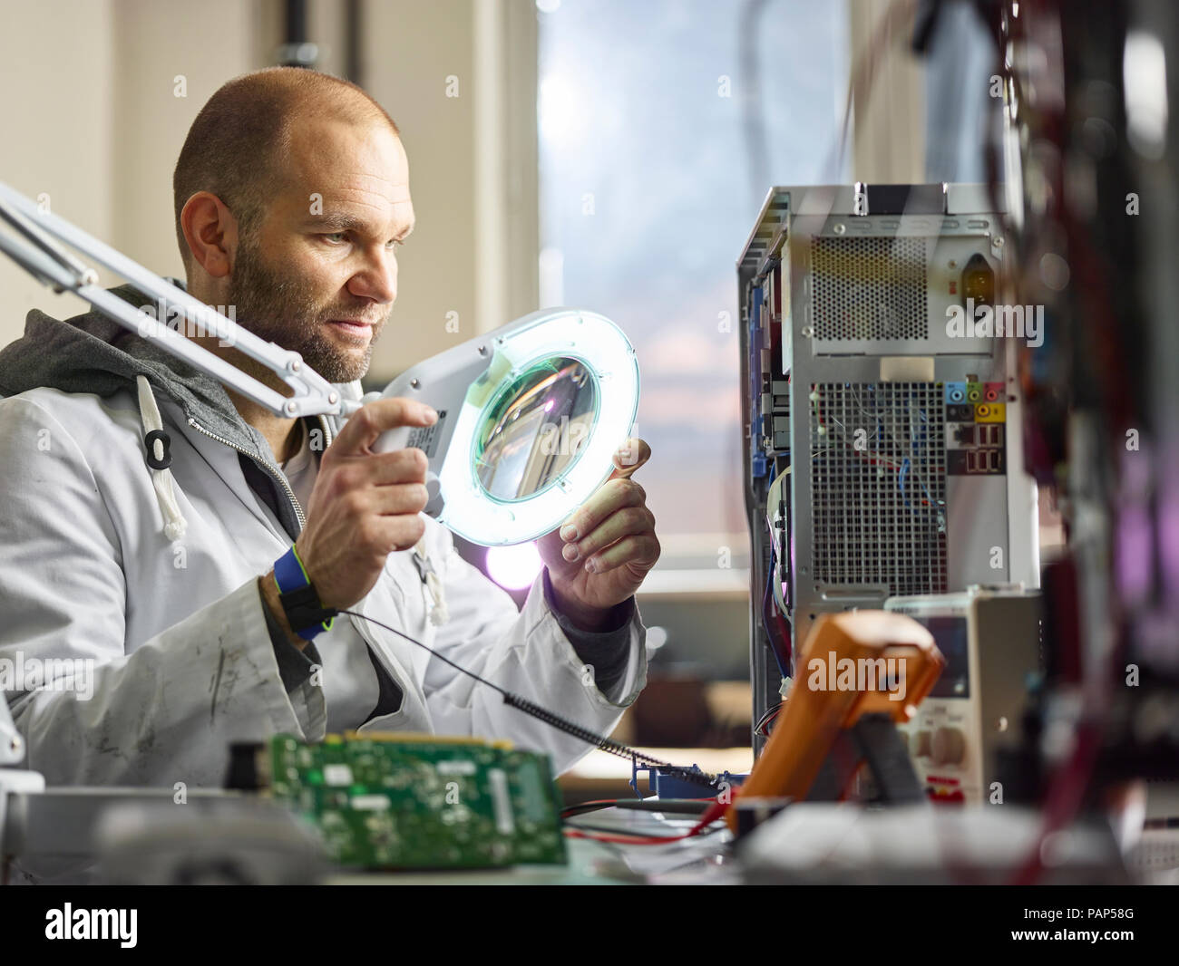 Elektronische arbeit -Fotos und -Bildmaterial in hoher Auflösung – Alamy