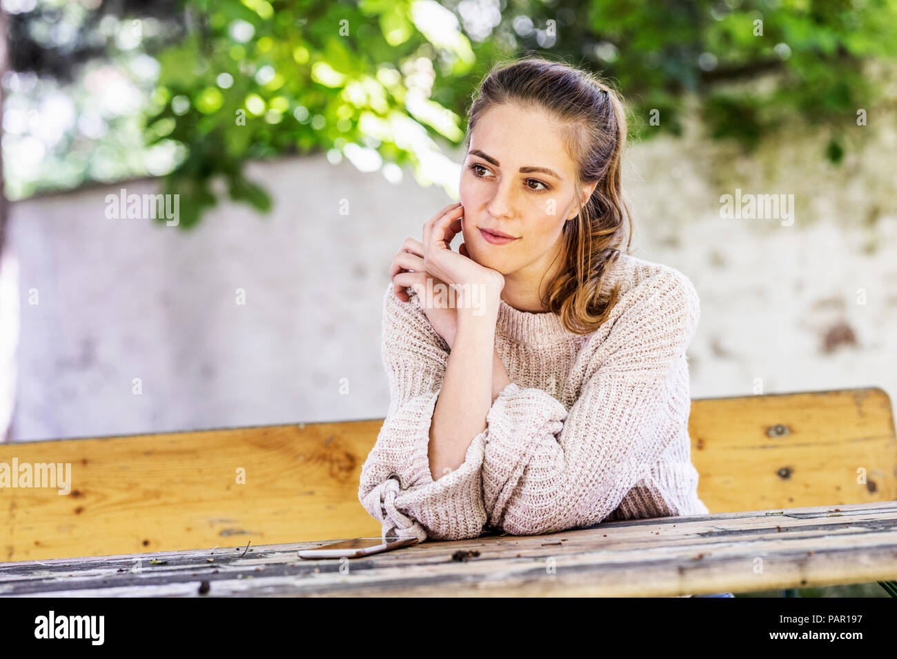 Sitzende nachdenkliche frau -Fotos und -Bildmaterial in hoher Auflösung ...