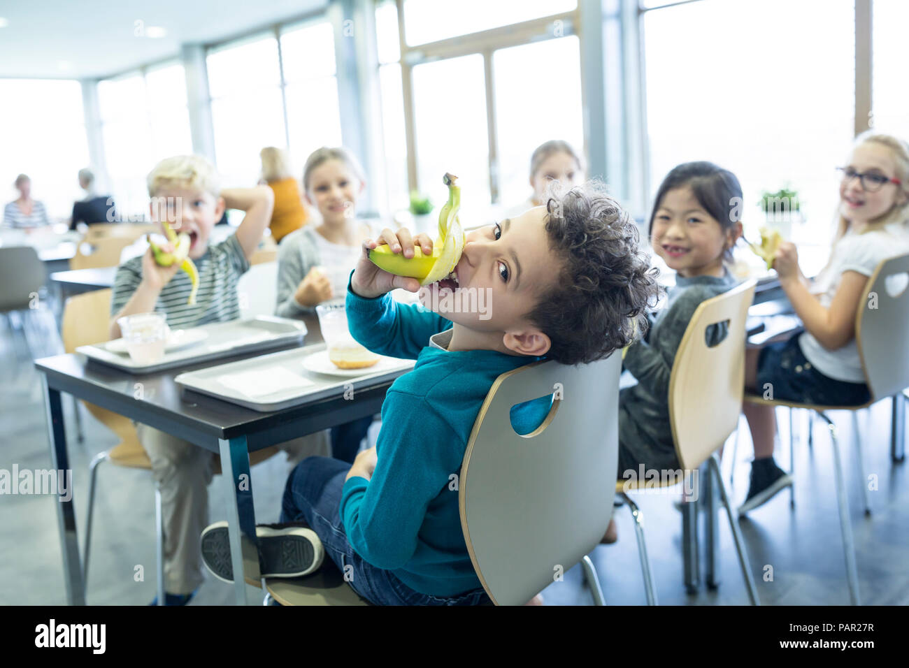 Schulkinder beim mittagessen -Fotos und -Bildmaterial in hoher ...