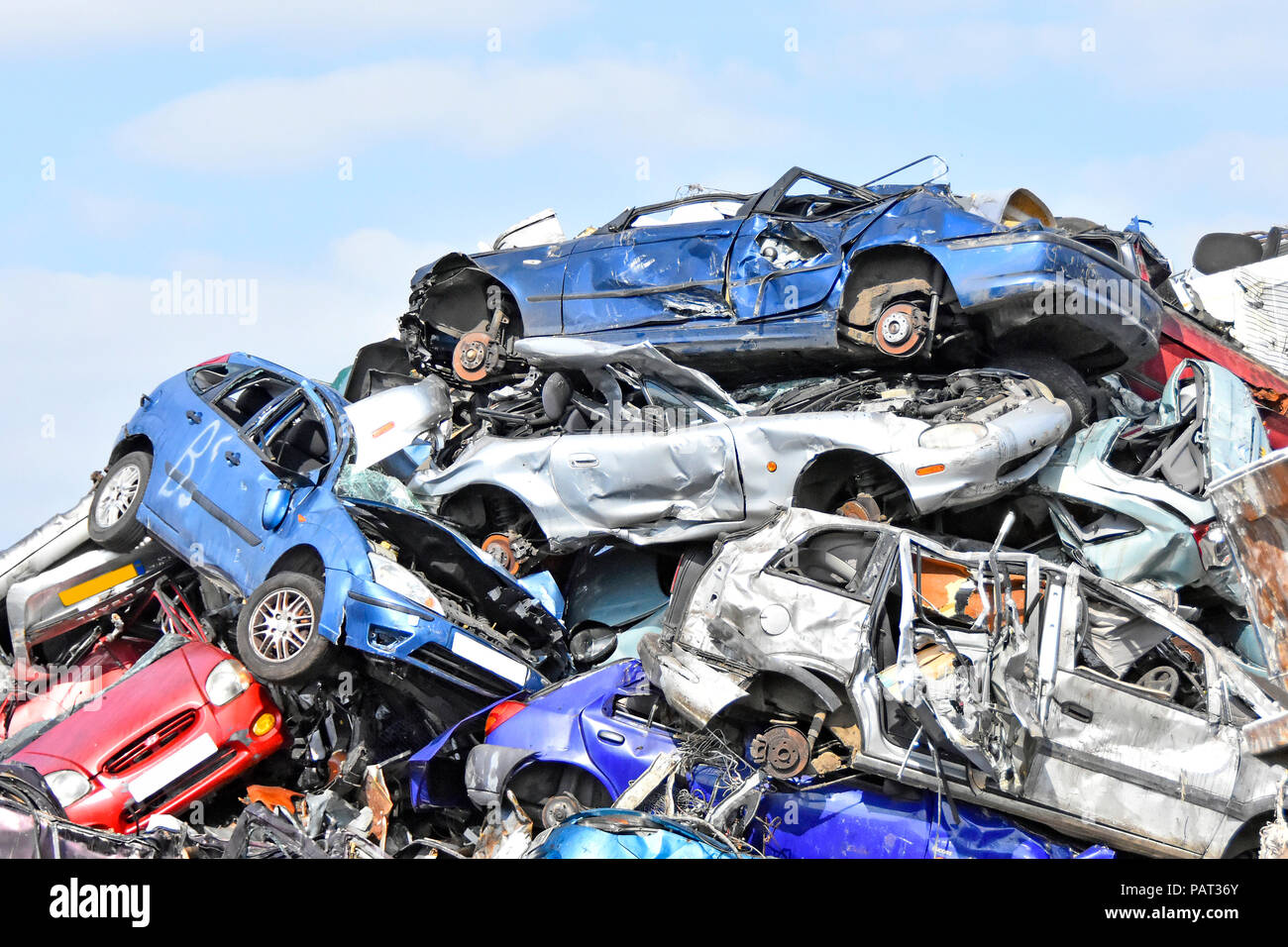Scrapyard Old Cars Stockfotos und -bilder Kaufen - Alamy